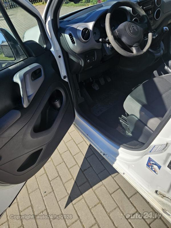 White Citroen Berlingo 2015 in Tallinn, with an engine capacity of 1.60 L and mileage of 255 thousand km for 3300 €, photo 10 on AUTOMOTO.COM.LV