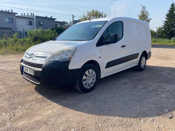 White Citroen Berlingo 2010 in Kaunas, with an engine capacity of 1.56 L and mileage of 427 thousand km for 1450 €, photo 1 on AUTOMOTO.COM.LV