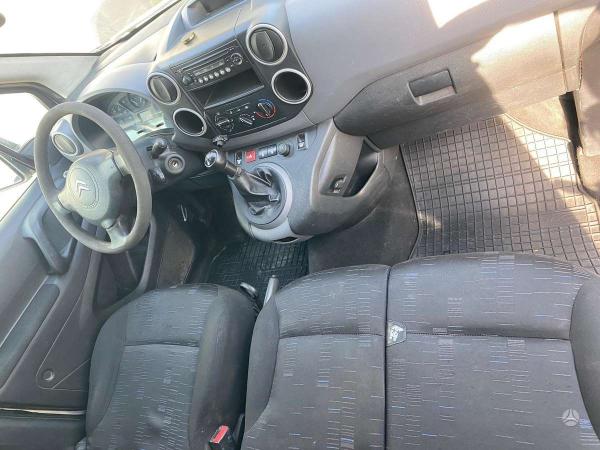 White Citroen Berlingo 2010 in Kaunas, with an engine capacity of 1.56 L and mileage of 427 thousand km for 1450 €, photo 5 on AUTOMOTO.COM.LV