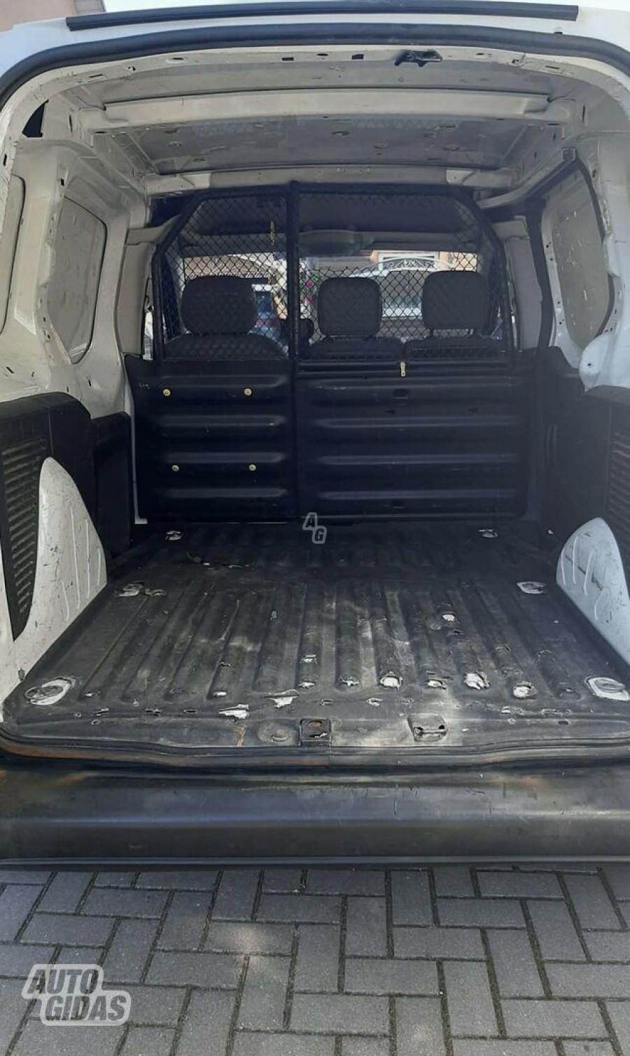 Balts Citroen Berlingo 2014 Viļņa, ar dzinēja tilpumu 1.60 L un nobraukumu 200 tūkst. km par 2450 €, foto 6 vietnē AUTOMOTO.COM.LV