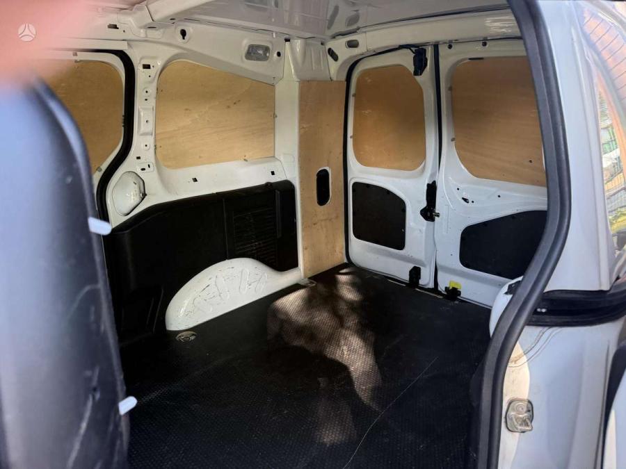 White Citroen Berlingo 2017 in Marijampole, with an engine capacity of 1.56 L and mileage of 200 thousand km for 6400 €, photo 7 on AUTOMOTO.COM.LV
