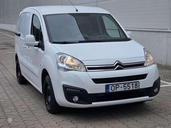 White Citroen Berlingo 2018 in Riga, with an engine capacity of 1.56 L and mileage of 200 thousand km for 5200 €, photo 2 on AUTOMOTO.COM.LV