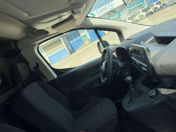 White Citroen Berlingo 2022 in Taurage, with an engine capacity of 1.50 L and mileage of 150 thousand km for 8954 €, photo 4 on AUTOMOTO.COM.LV