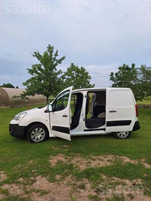 White Citroen Berlingo 2010 in Cesis, with an engine capacity of 1.60 L and mileage of 348 thousand km for 2700 €, photo 2 on AUTOMOTO.COM.LV