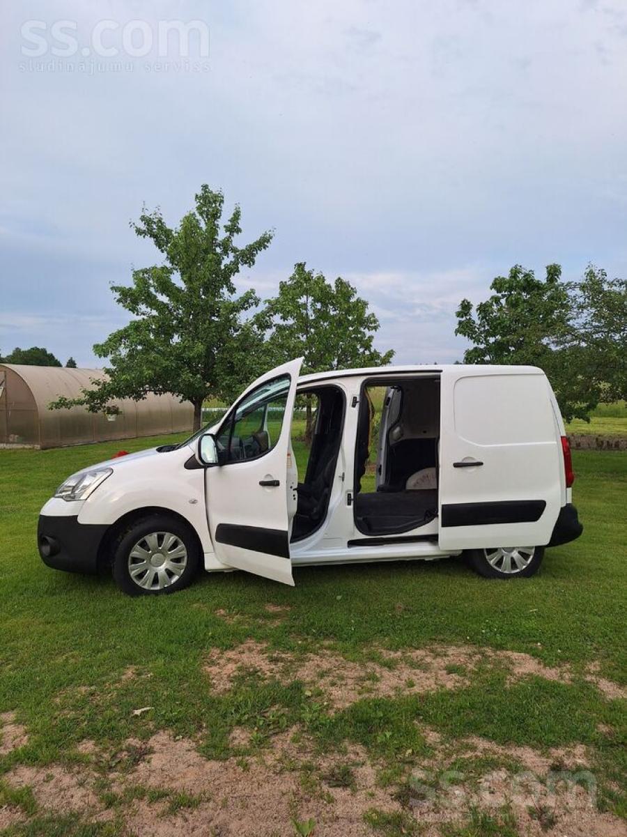White Citroen Berlingo 2010 in Cesis, with an engine capacity of 1.60 L and mileage of 348 thousand km for 2700 €, photo 2 on AUTOMOTO.COM.LV