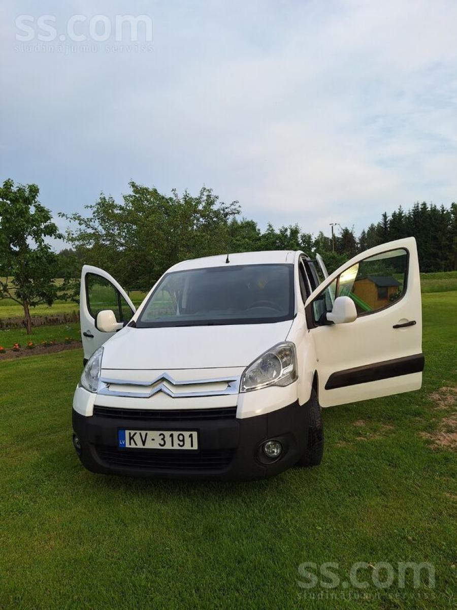 White Citroen Berlingo 2010 in Cesis, with an engine capacity of 1.60 L and mileage of 348 thousand km for 2700 €, photo 4 on AUTOMOTO.COM.LV