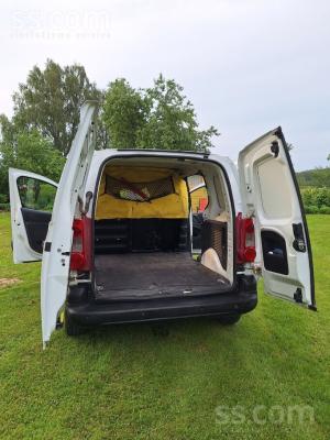White Citroen Berlingo 2010 in Cesis, with an engine capacity of 1.60 L and mileage of 348 thousand km for 2700 €, photo 5 on AUTOMOTO.COM.LV