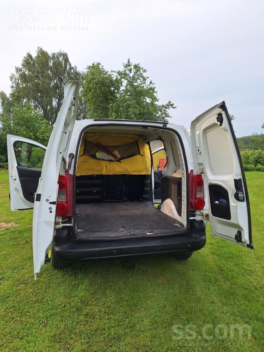 White Citroen Berlingo 2010 in Cesis, with an engine capacity of 1.60 L and mileage of 348 thousand km for 2700 €, photo 5 on AUTOMOTO.COM.LV