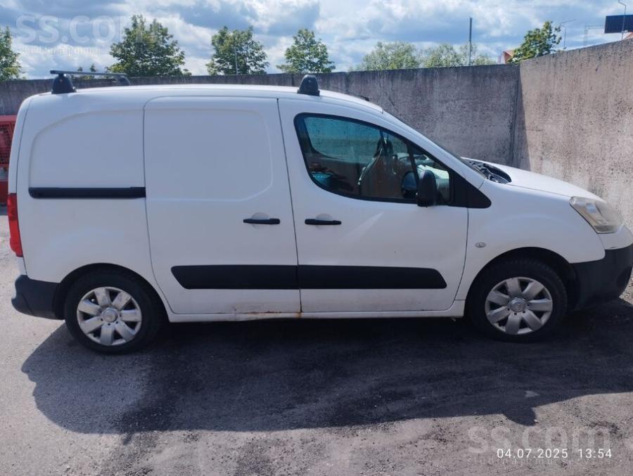 Balts Citroen Berlingo 2010 Rīga, ar dzinēja tilpumu 1.60 L un nobraukumu 391 tūkst. km par 2500 €, foto 3 vietnē AUTOMOTO.COM.LV