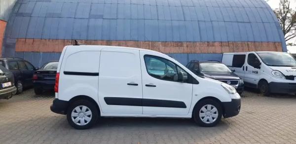 White Citroen Berlingo 2011 in Valmiera, with an engine capacity of 1.60 L and mileage of 337 thousand km for 2950 €, photo 2 on AUTOMOTO.COM.LV