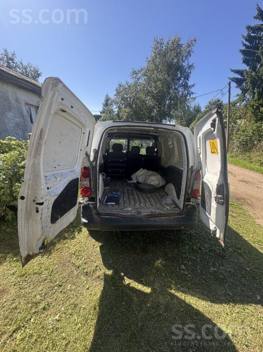 Balts Citroen Berlingo 2012 Rīga, ar dzinēja tilpumu 1.60 L un nobraukumu 385 tūkst. km par 1100 €, foto 1 vietnē AUTOMOTO.COM.LV