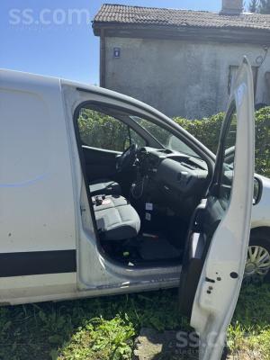 Balts Citroen Berlingo 2012 Rīga, ar dzinēja tilpumu 1.60 L un nobraukumu 385 tūkst. km par 1100 €, foto 4 vietnē AUTOMOTO.COM.LV