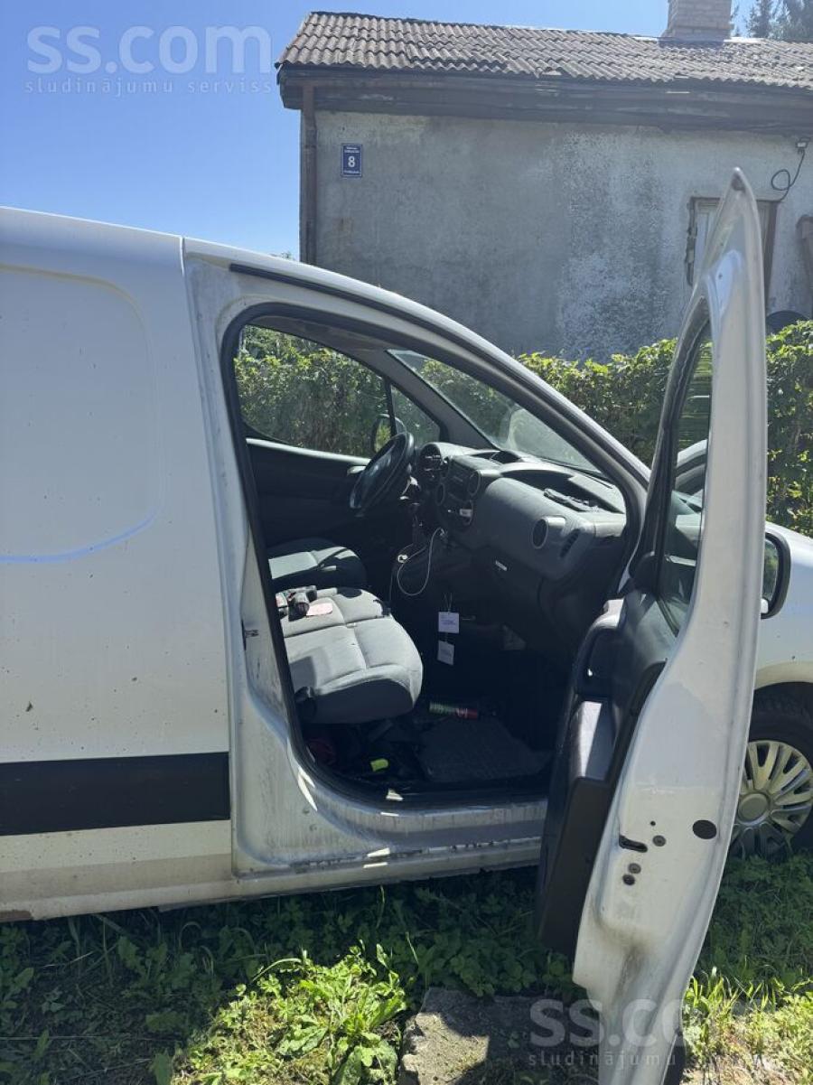 Balts Citroen Berlingo 2012 Rīga, ar dzinēja tilpumu 1.60 L un nobraukumu 385 tūkst. km par 1100 €, foto 4 vietnē AUTOMOTO.COM.LV