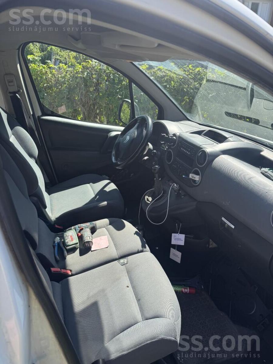 Balts Citroen Berlingo 2012 Rīga, ar dzinēja tilpumu 1.60 L un nobraukumu 385 tūkst. km par 1100 €, foto 5 vietnē AUTOMOTO.COM.LV