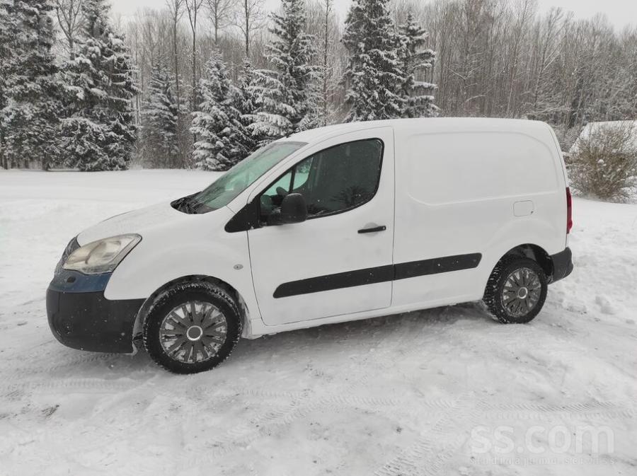 White Citroen Berlingo 2016 in Riga, with an engine capacity of 1.60 L and mileage of 368 thousand km for 3300 €, photo 1 on AUTOMOTO.COM.LV