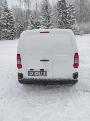 White Citroen Berlingo 2016 in Riga, with an engine capacity of 1.60 L and mileage of 368 thousand km for 3300 €, photo 5 on AUTOMOTO.COM.LV