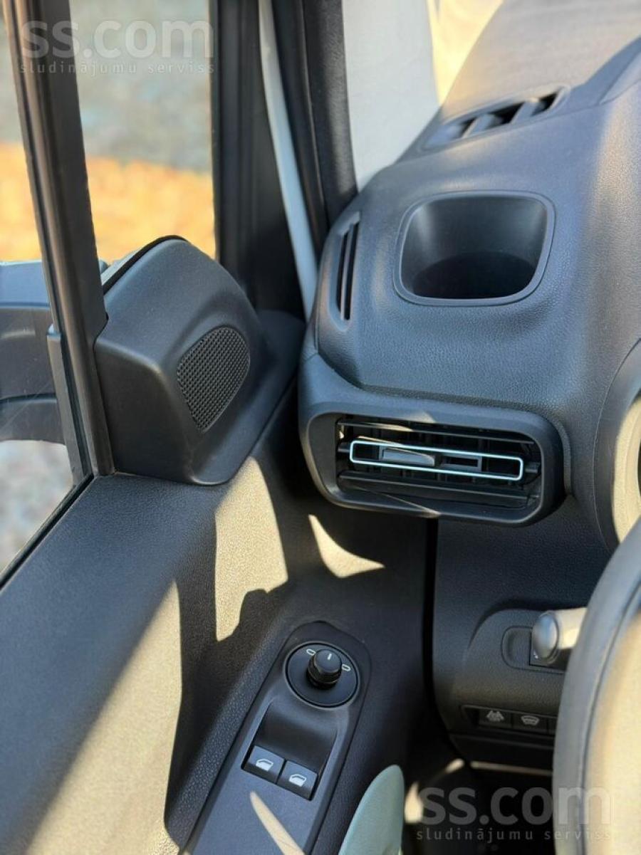 Balts Citroen Berlingo 2018 Rīga, ar dzinēja tilpumu 1.50 L un nobraukumu 159 tūkst. km par 7690 €, foto 24 vietnē AUTOMOTO.COM.LV