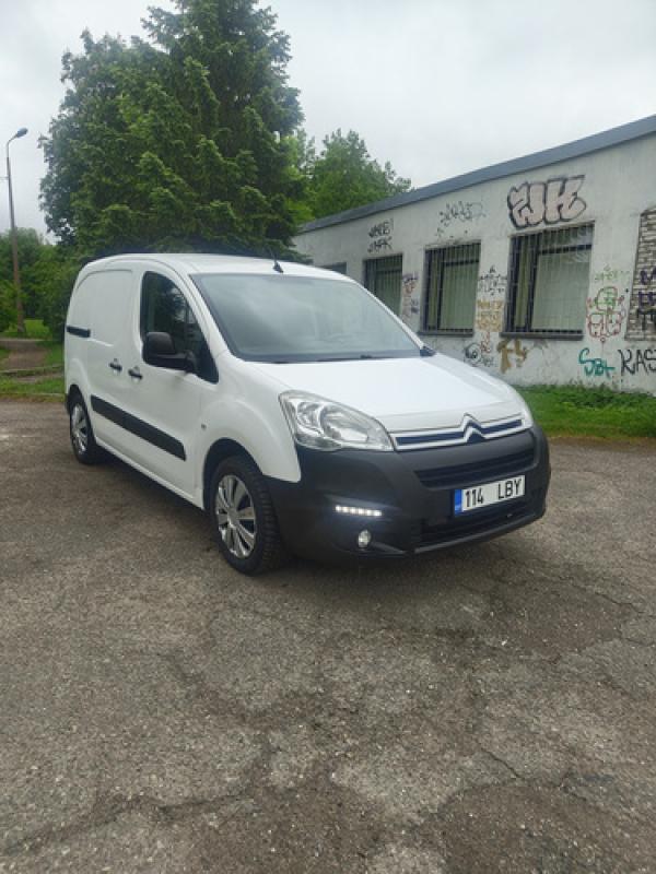 White Citroen Berlingo 2018 in Tallinn, with an engine capacity of 1.60 L and mileage of 262 thousand km for 4999 €, photo 3 on AUTOMOTO.COM.LV