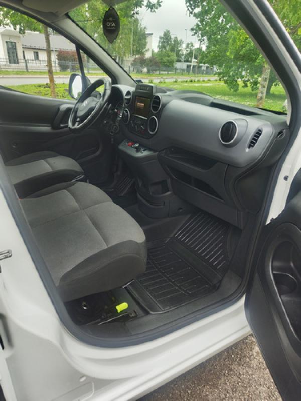 White Citroen Berlingo 2018 in Tallinn, with an engine capacity of 1.60 L and mileage of 262 thousand km for 4999 €, photo 6 on AUTOMOTO.COM.LV