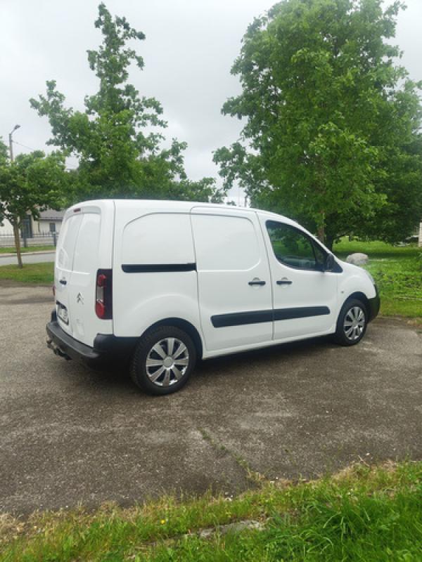 White Citroen Berlingo 2018 in Tallinn, with an engine capacity of 1.60 L and mileage of 262 thousand km for 4999 €, photo 9 on AUTOMOTO.COM.LV