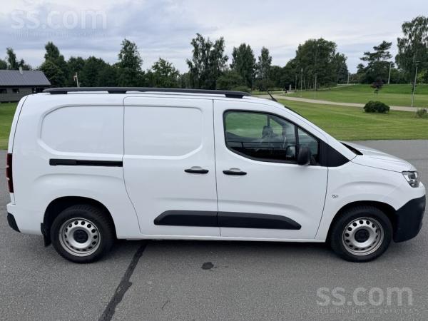 White Citroen Berlingo 2023 in Riga, with an engine capacity of 1.50 L and mileage of 41 thousand km for 14250 €, photo 4 on AUTOMOTO.COM.LV
