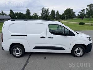 White Citroen Berlingo 2023 in Riga, with an engine capacity of 1.50 L and mileage of 41 thousand km for 14250 €, photo 5 on AUTOMOTO.COM.LV