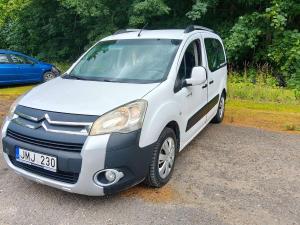 Balts Citroen Berlingo 2008 Panevēža, ar dzinēja tilpumu 1.56 L un nobraukumu 377 tūkst. km par 2200 €, foto  vietnē AUTOMOTO.COM.LV
