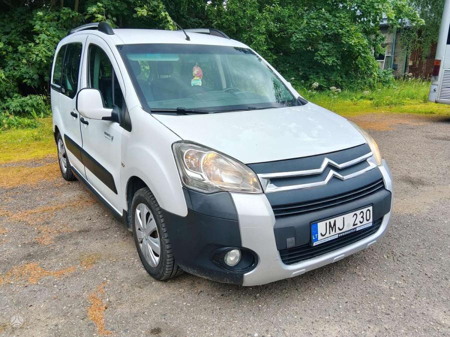 Balts Citroen Berlingo 2008 Panevēža, ar dzinēja tilpumu 1.56 L un nobraukumu 377 tūkst. km par 2200 €, foto 3 vietnē AUTOMOTO.COM.LV