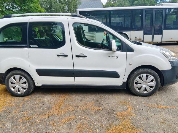 Balts Citroen Berlingo 2008 Panevēža, ar dzinēja tilpumu 1.56 L un nobraukumu 377 tūkst. km par 2200 €, foto 3 vietnē AUTOMOTO.COM.LV