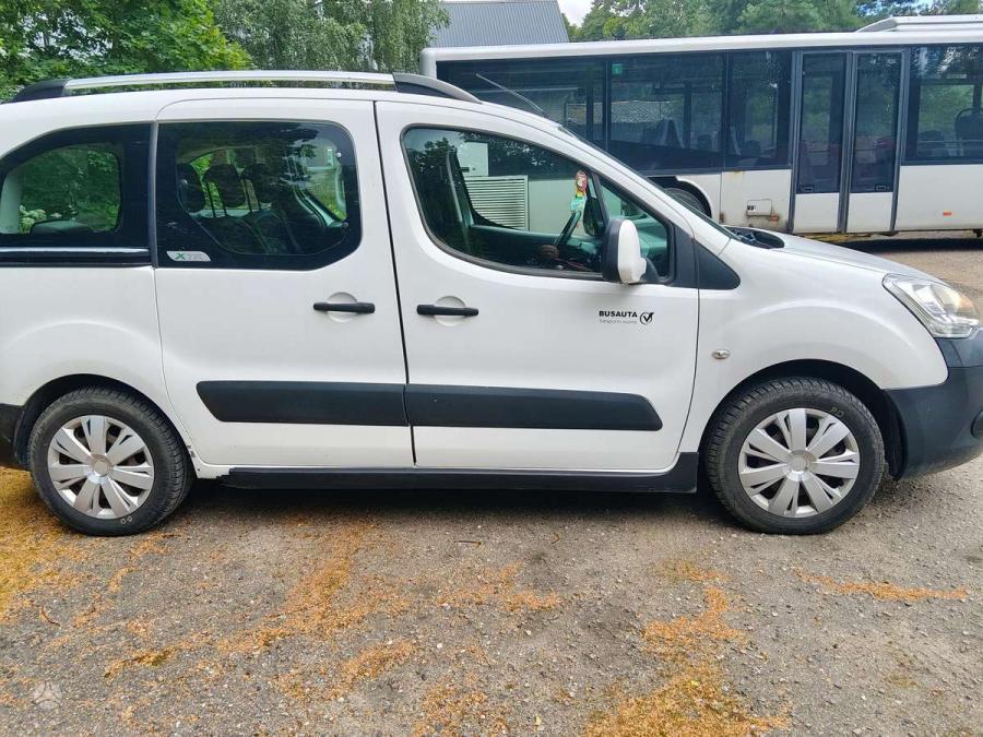 Balts Citroen Berlingo 2008 Panevēža, ar dzinēja tilpumu 1.56 L un nobraukumu 377 tūkst. km par 2200 €, foto 4 vietnē AUTOMOTO.COM.LV
