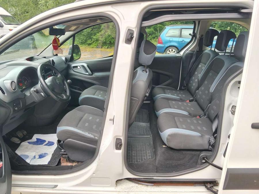 Balts Citroen Berlingo 2008 Panevēža, ar dzinēja tilpumu 1.56 L un nobraukumu 377 tūkst. km par 2200 €, foto 6 vietnē AUTOMOTO.COM.LV