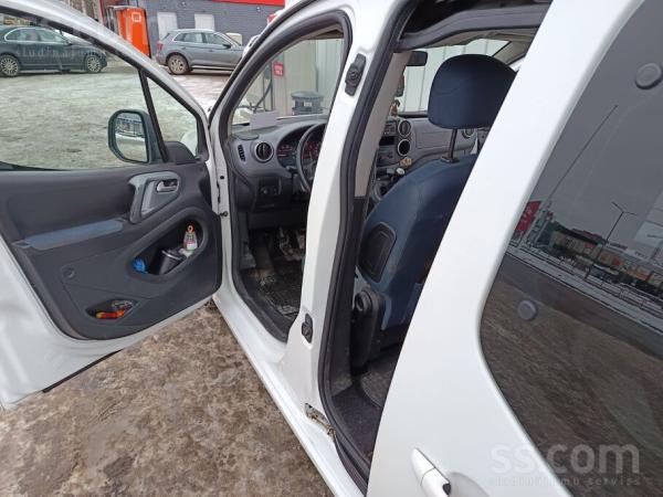 White Citroen Berlingo 2009 in Riga, with an engine capacity of 1.60 L and mileage of 0 thousand km for 3300 €, photo 8 on AUTOMOTO.COM.LV