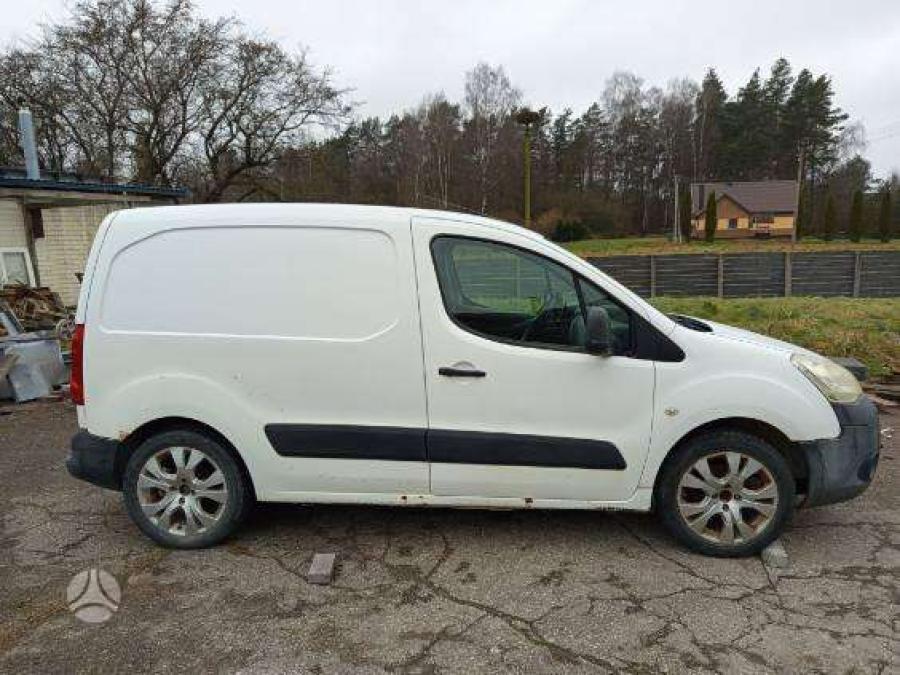 White Citroen Berlingo 2009 in Moletai, with an engine capacity of 1.60 L and mileage of 350 thousand km for 950 €, photo 1 on AUTOMOTO.COM.LV