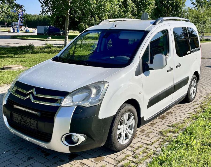 White Citroen Berlingo 2010 in Radviliskis, with an engine capacity of 1.56 L and mileage of 250 thousand km for 3900 €, photo 1 on AUTOMOTO.COM.LV
