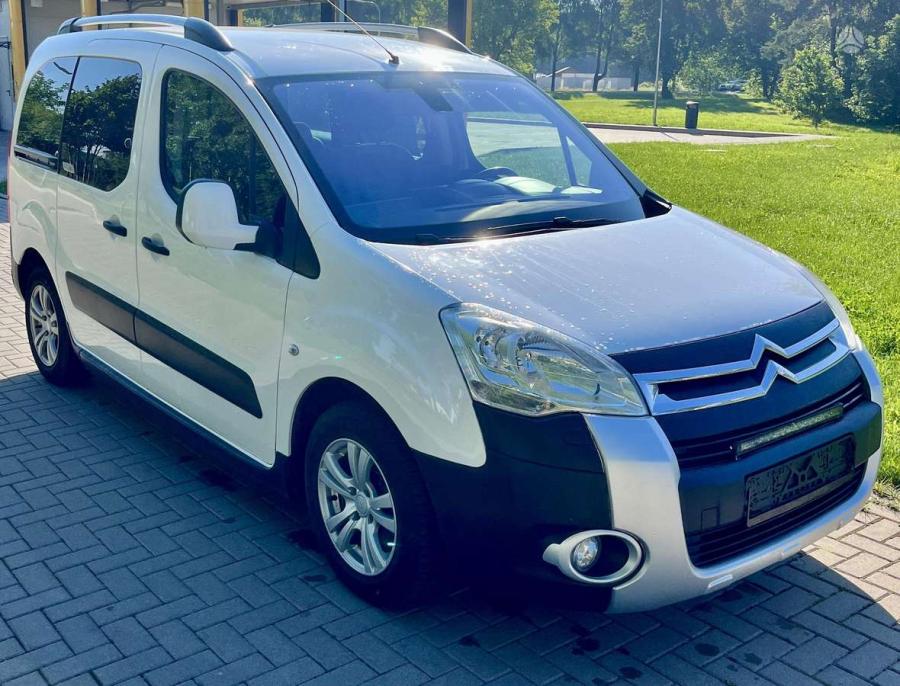 White Citroen Berlingo 2010 in Radviliskis, with an engine capacity of 1.56 L and mileage of 250 thousand km for 3900 €, photo 3 on AUTOMOTO.COM.LV