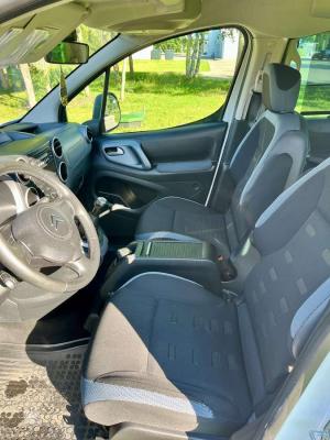 White Citroen Berlingo 2010 in Radviliskis, with an engine capacity of 1.56 L and mileage of 250 thousand km for 3900 €, photo 8 on AUTOMOTO.COM.LV