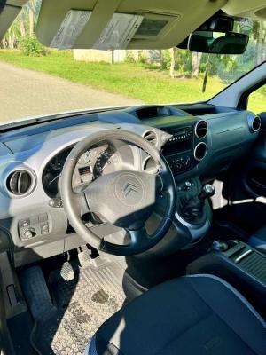 White Citroen Berlingo 2010 in Radviliskis, with an engine capacity of 1.56 L and mileage of 250 thousand km for 3900 €, photo 9 on AUTOMOTO.COM.LV