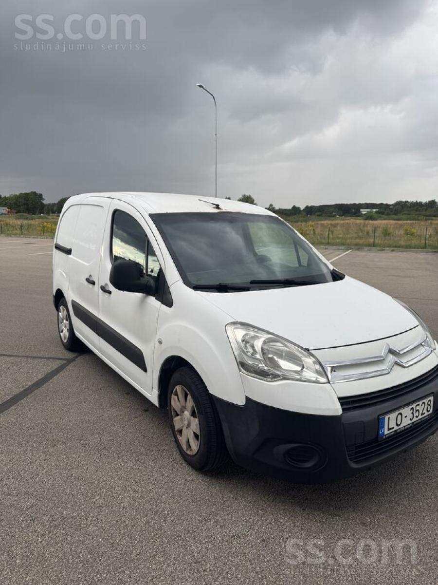 White Citroen Berlingo 2010 in Riga, with an engine capacity of 1.60 L and mileage of 392 thousand km for 1850 €, photo 1 on AUTOMOTO.COM.LV