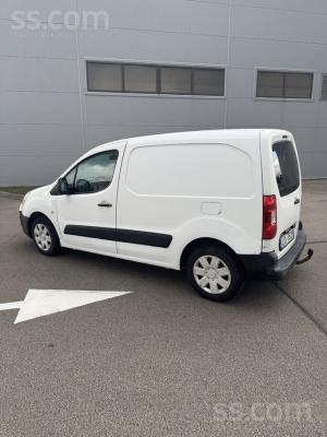 White Citroen Berlingo 2010 in Riga, with an engine capacity of 1.60 L and mileage of 392 thousand km for 1850 €, photo 4 on AUTOMOTO.COM.LV