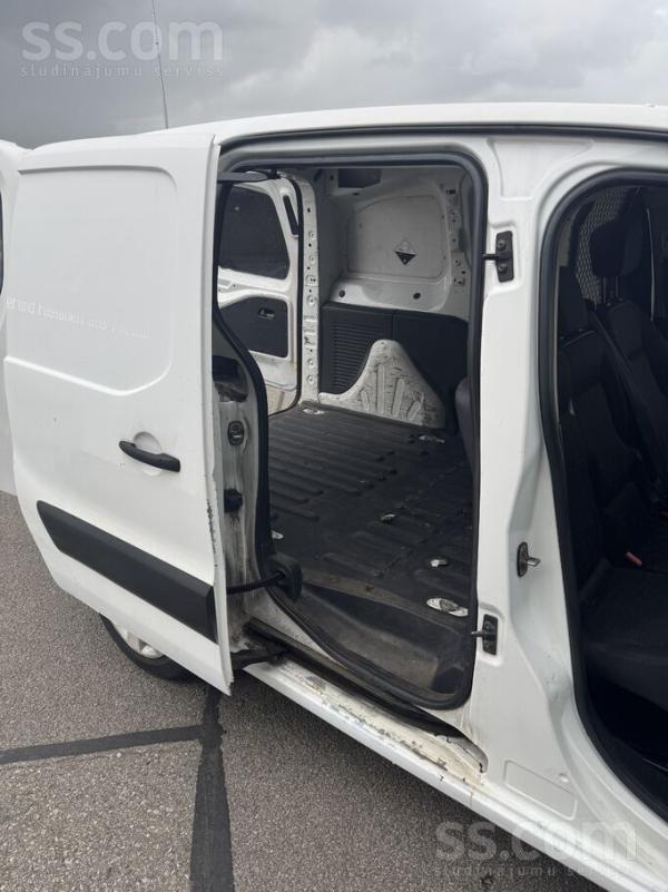 Balts Citroen Berlingo 2010 Rīga, ar dzinēja tilpumu 1.60 L un nobraukumu 392 tūkst. km par 1850 €, foto 5 vietnē AUTOMOTO.COM.LV