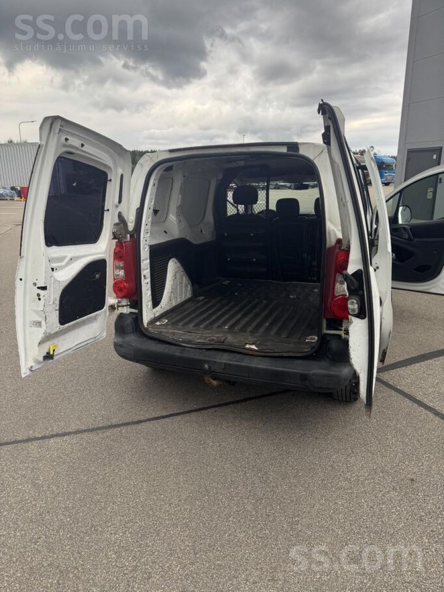 White Citroen Berlingo 2010 in Riga, with an engine capacity of 1.60 L and mileage of 392 thousand km for 1850 €, photo 6 on AUTOMOTO.COM.LV