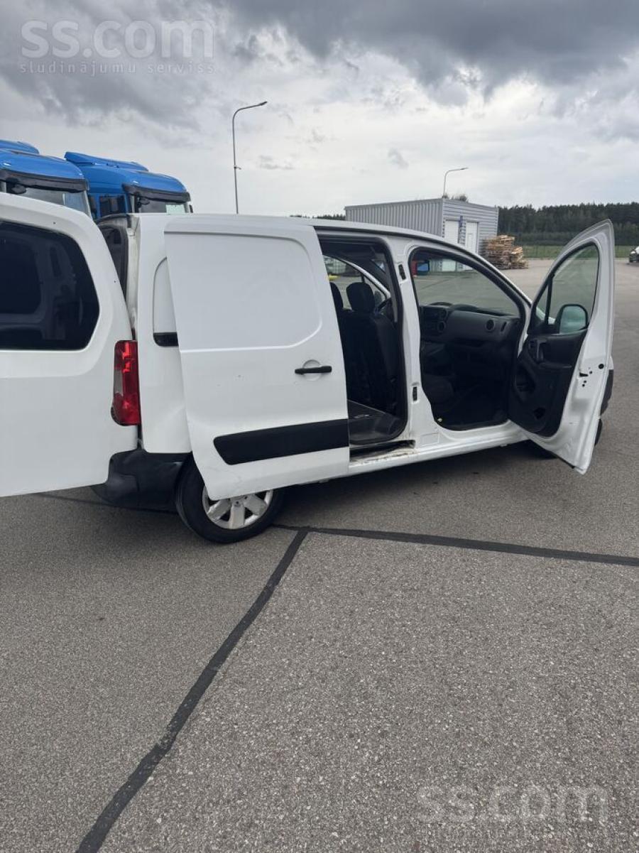 White Citroen Berlingo 2010 in Riga, with an engine capacity of 1.60 L and mileage of 392 thousand km for 1850 €, photo 7 on AUTOMOTO.COM.LV