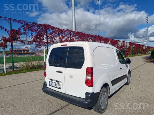 White Citroen Berlingo 2010 in Jelgava, with an engine capacity of 1.60 L and mileage of 249 thousand km for 2500 €, photo 5 on AUTOMOTO.COM.LV