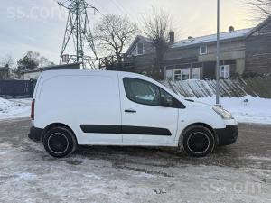 White Citroen Berlingo 2012 in Liepaja, with an engine capacity of 1.60 L and mileage of 288 thousand km for 3000 €, photo 4 on AUTOMOTO.COM.LV