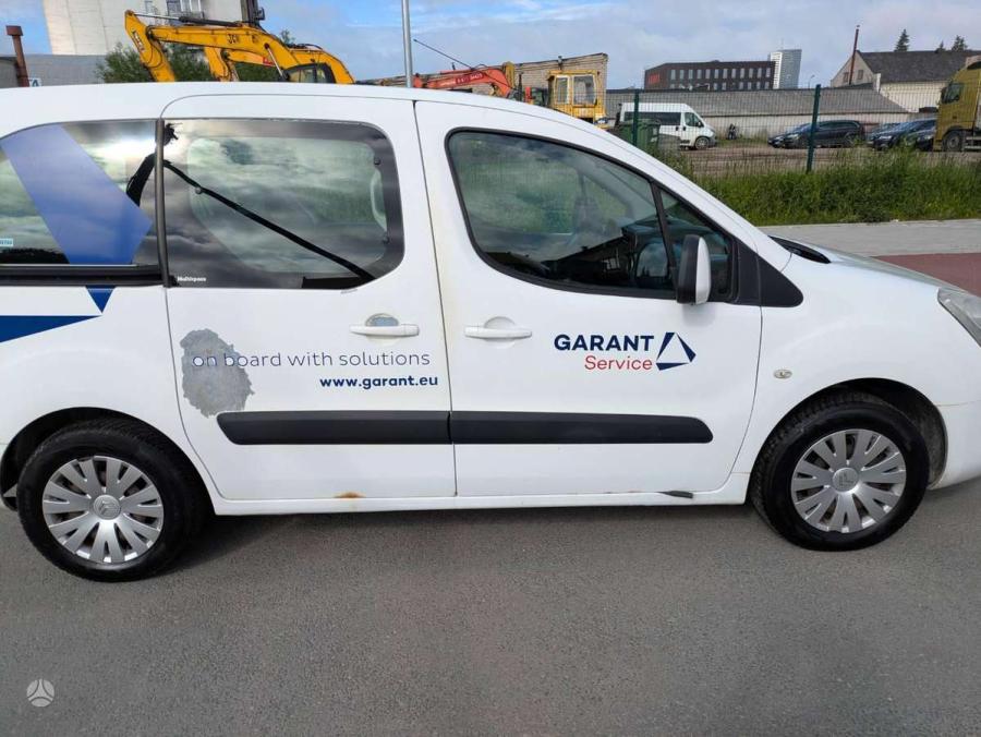 White Citroen Berlingo 2012 in Klaipeda, with an engine capacity of 1.56 L and mileage of 200 thousand km for 2500 €, photo 4 on AUTOMOTO.COM.LV