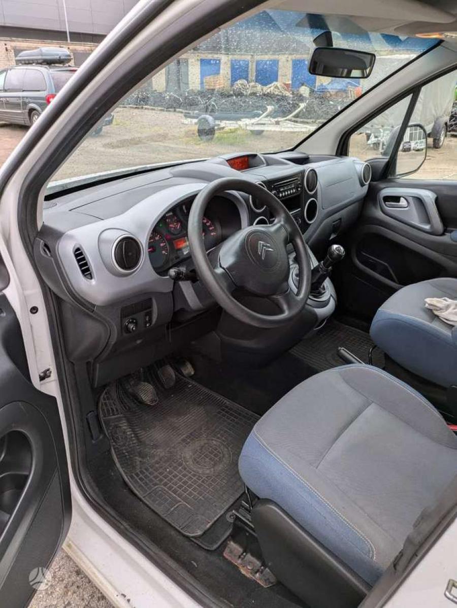 White Citroen Berlingo 2012 in Klaipeda, with an engine capacity of 1.56 L and mileage of 200 thousand km for 2500 €, photo 6 on AUTOMOTO.COM.LV