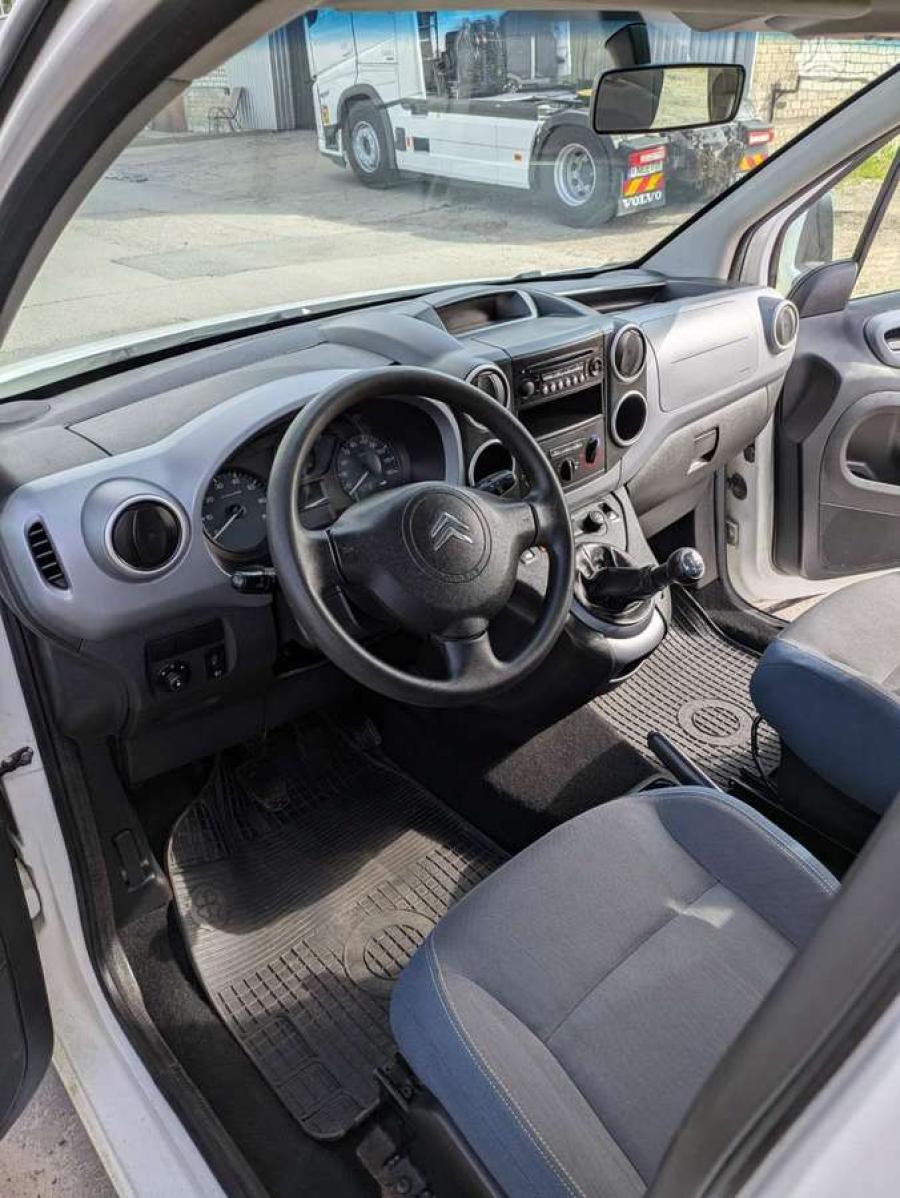 White Citroen Berlingo 2012 in Klaipeda, with an engine capacity of 1.56 L and mileage of 200 thousand km for 2500 €, photo 8 on AUTOMOTO.COM.LV