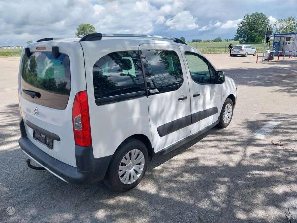 Balts Citroen Berlingo 2012 Marijampole, ar dzinēja tilpumu 1.56 L un nobraukumu 228 tūkst. km par 4350 €, foto 3 vietnē AUTOMOTO.COM.LV