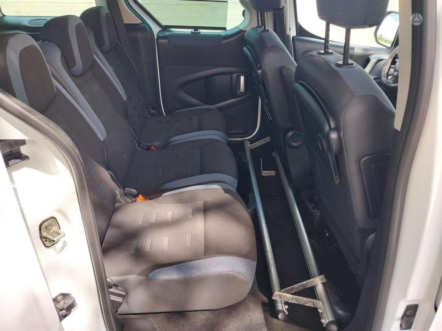 White Citroen Berlingo 2012 in Marijampole, with an engine capacity of 1.56 L and mileage of 228 thousand km for 4350 €, photo 7 on AUTOMOTO.COM.LV