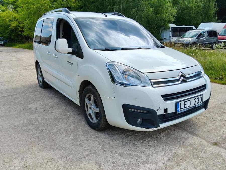 Balts Citroen Berlingo 2012 Panevēža, ar dzinēja tilpumu 1.56 L un nobraukumu 364 tūkst. km par 4150 €, foto 1 vietnē AUTOMOTO.COM.LV